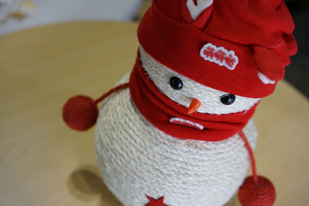 cat scratching post snowman - AerospacePet